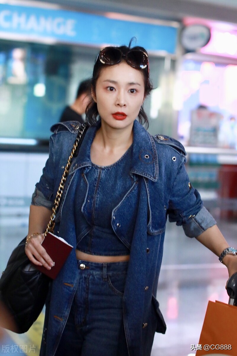 Gao Ye appeared at Beijing Airport - iNEWS