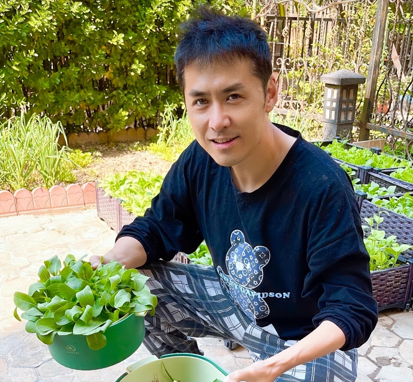 48-year-old Huang Zheng is living like this now. He started out as a ...