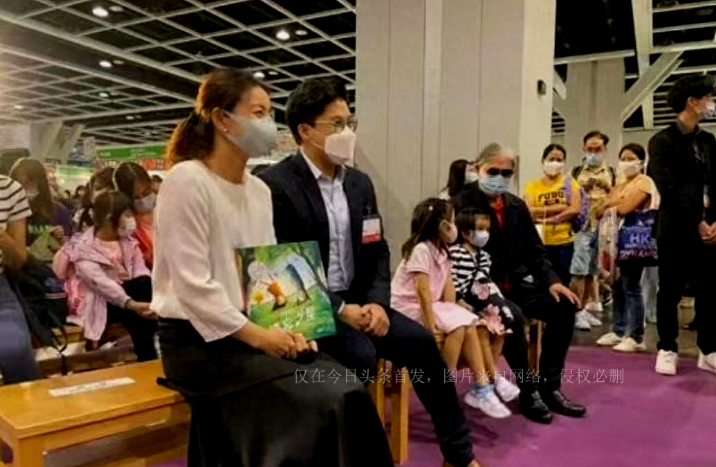 Wearing a cardigan and a printed skirt to support her mother, three-and ...