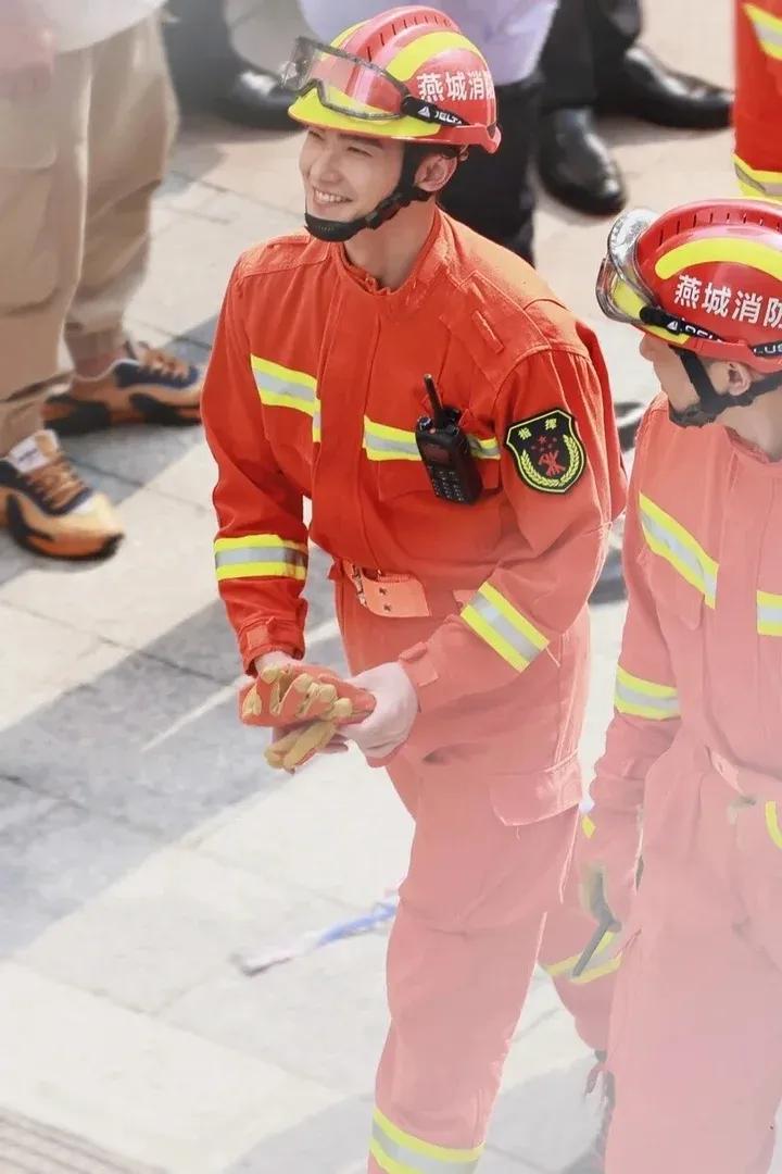 7 male stars play firefighters, who is the most handsome? - iNEWS