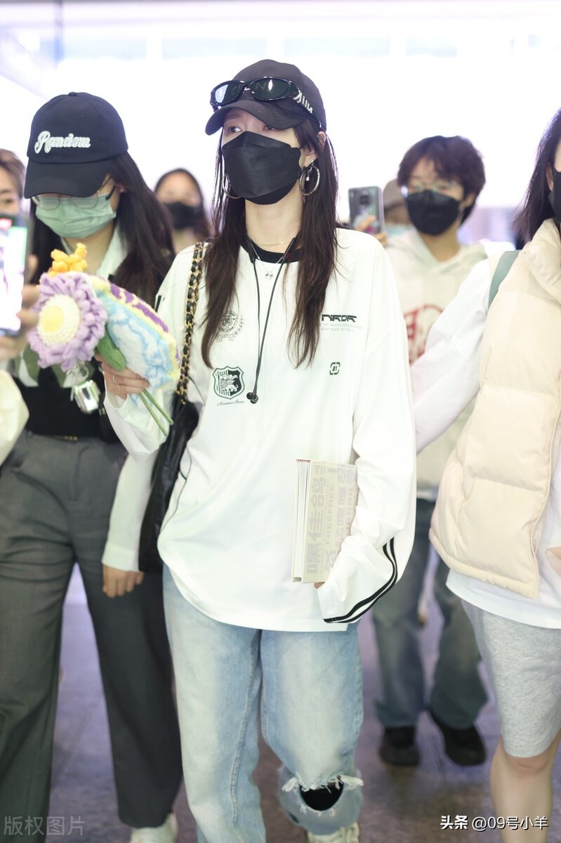 Meng Jia appeared at Shanghai Hongqiao Airport and was presented with ...