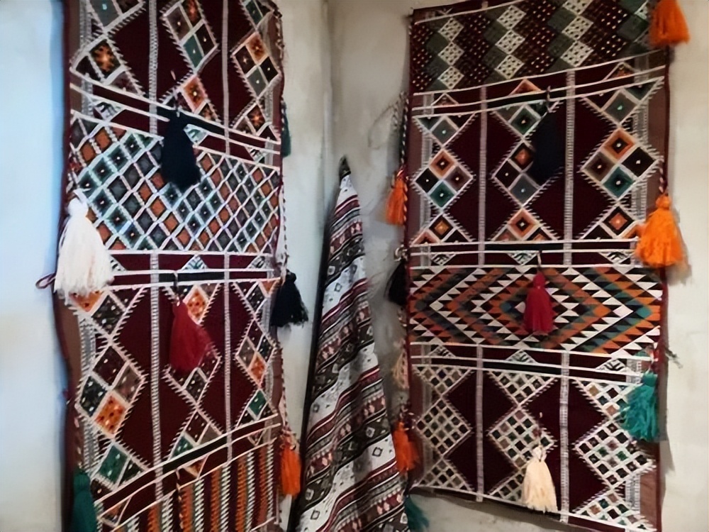 Pictures of Saudi Arabian tapestry, showing the unique cultural ...