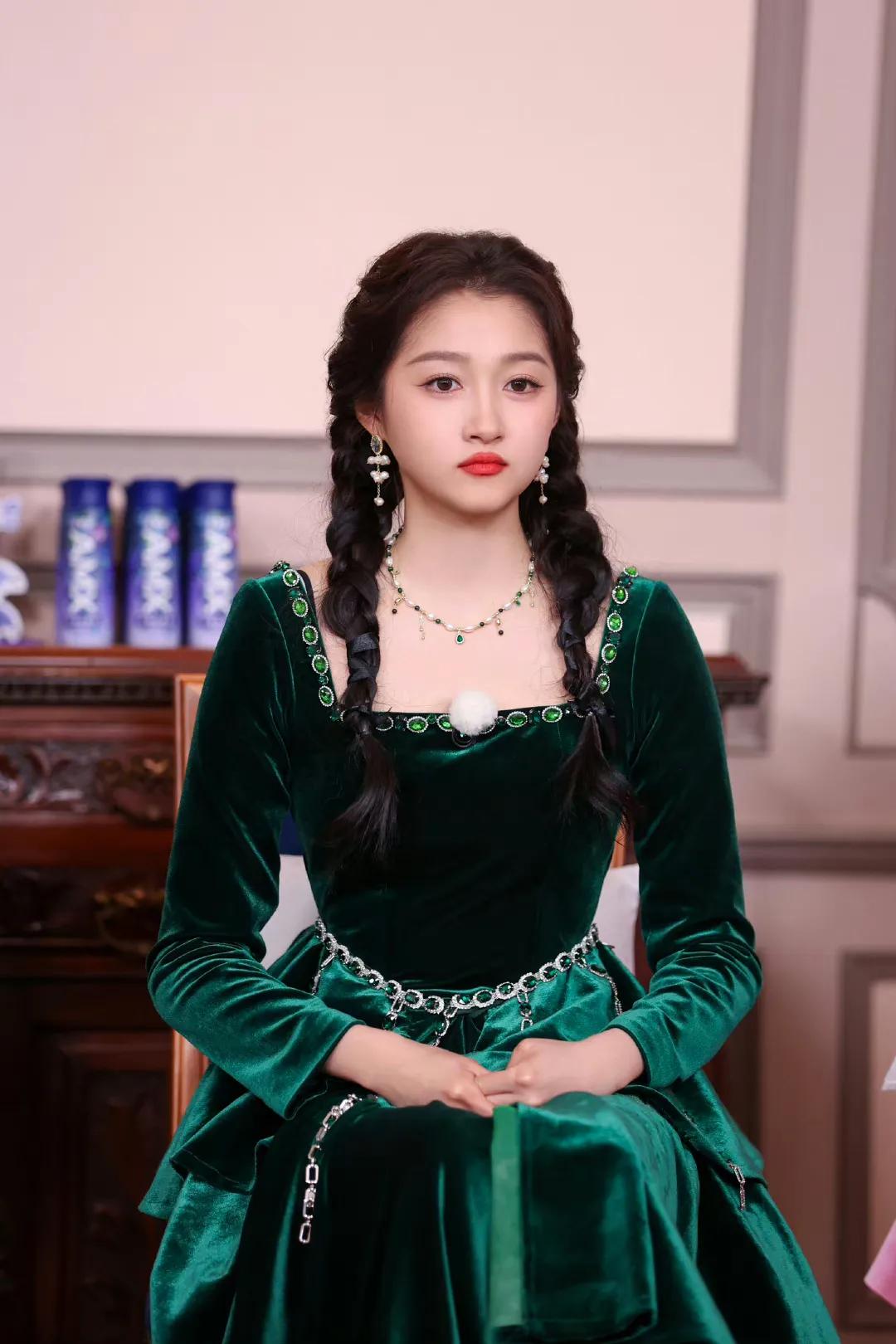Guan Xiaotong's recent outfits - iNEWS