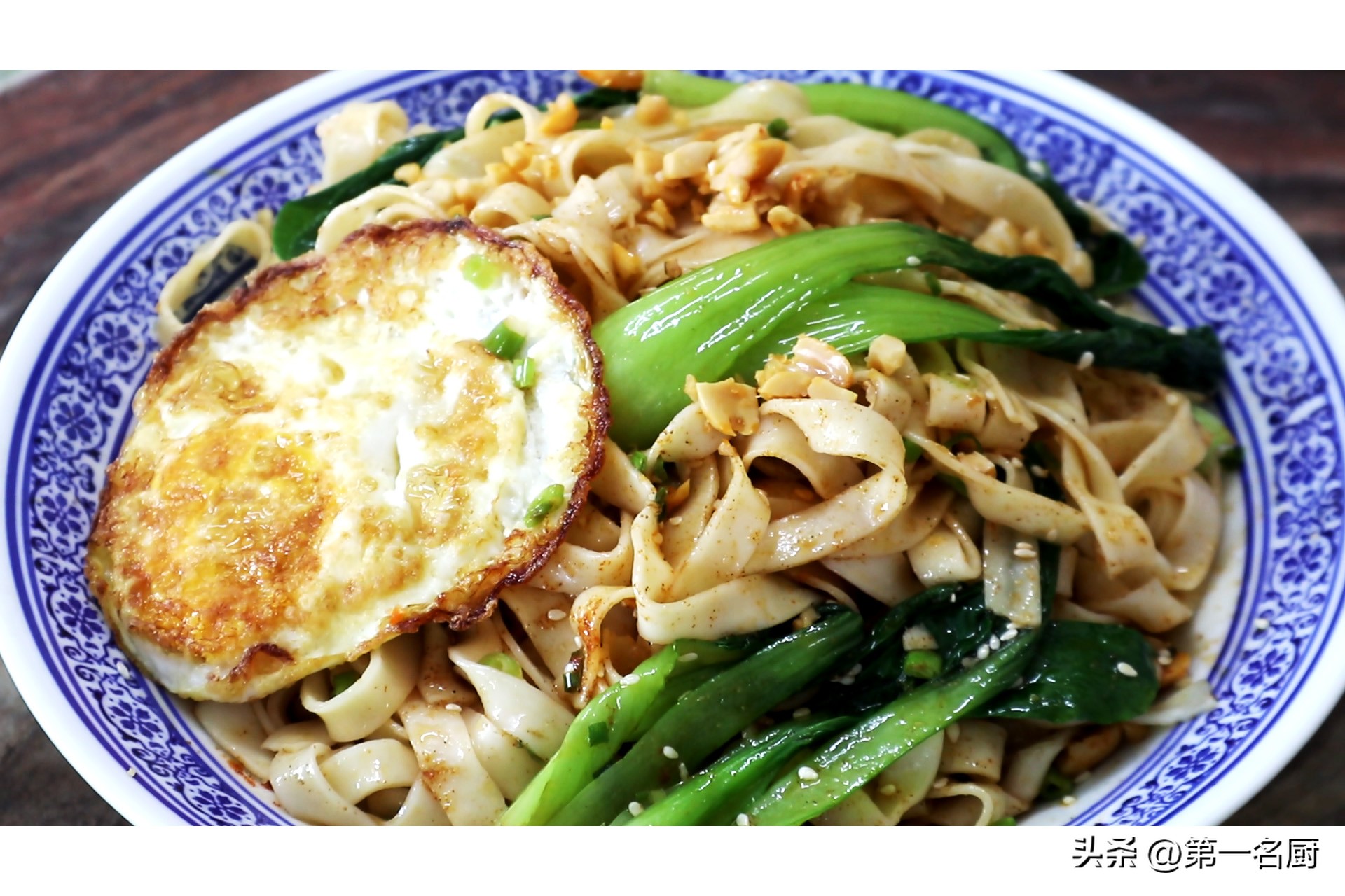 This is the authentic way of splashing noodles with oil. Once boiled ...