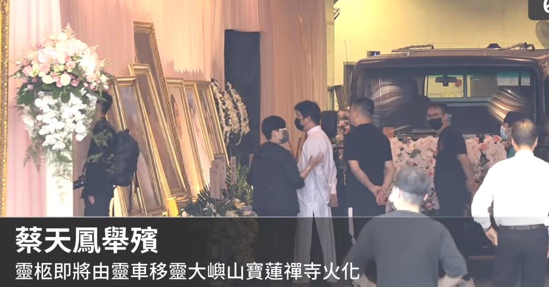 Tan Zai sent Cai Tianfeng to the crematorium: holding the photo of Cai ...