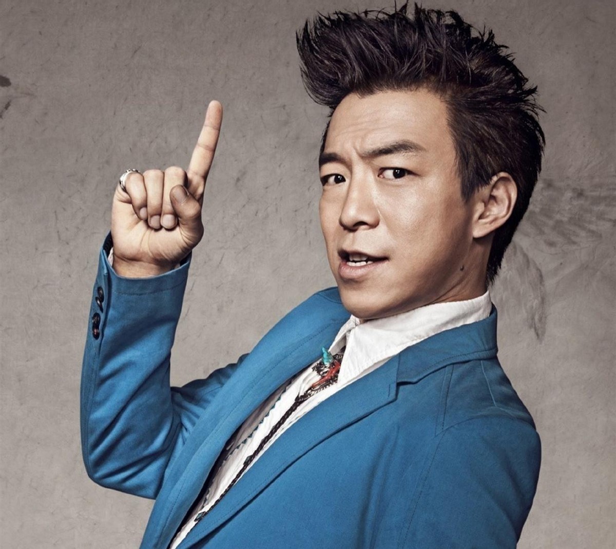 Huang Bo, who has "disappeared" for a long time, received Macron with ...