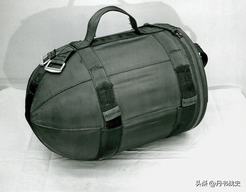 U.S. B54 nuclear backpack, a suicide weapon for the Green Beret troops ...