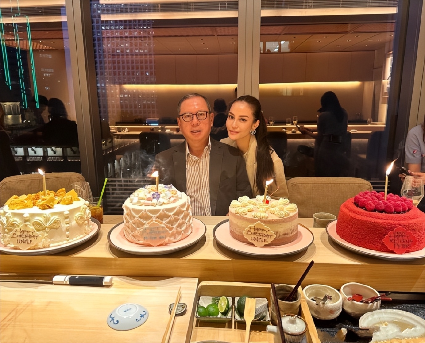 Lin Xiner prepares four big cakes for her father, while Lin Jianyue's illegitimate daughter buys ...