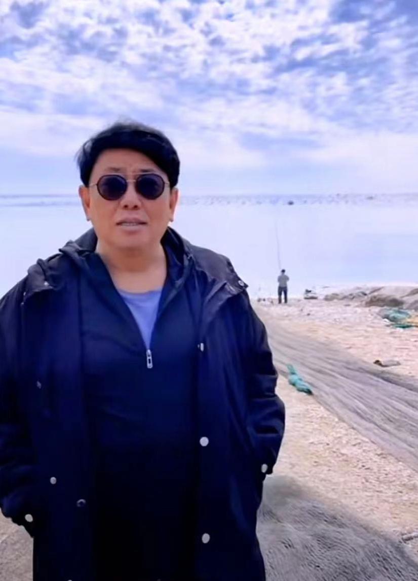 A well-known Hong Kong star settled in the mainland and married a girl ...