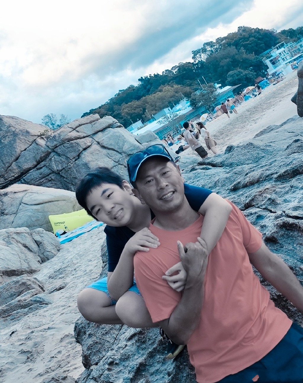 Wen Bixia and her husband are in the same frame as two generations. Her ...