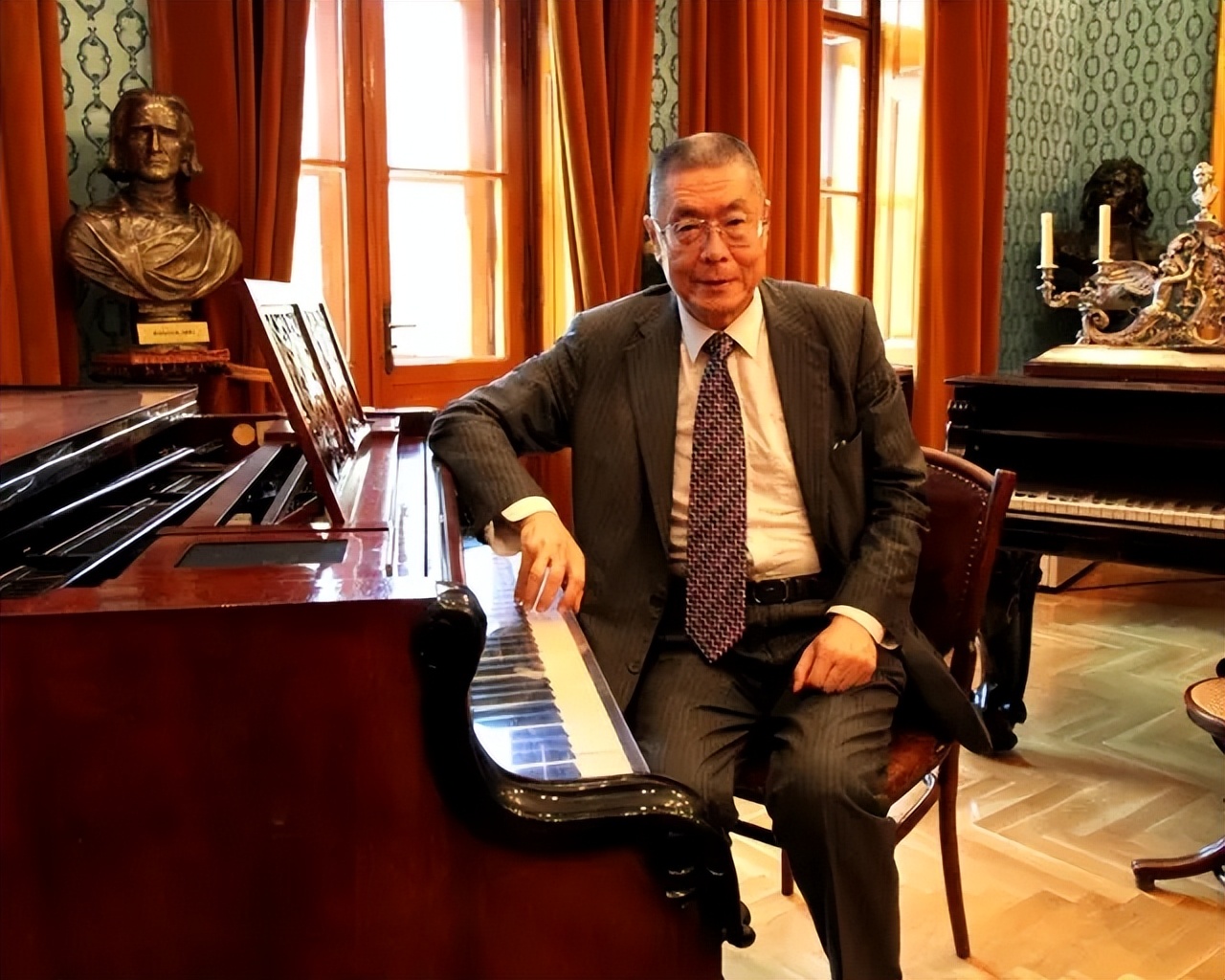 Liu Shikun, in his 80s, celebrated his two-year-old daughter's birthday ...