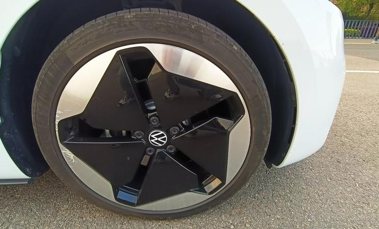 Ultra-long wheelbase, rare rear-mounted rear-drive in its class, what ...