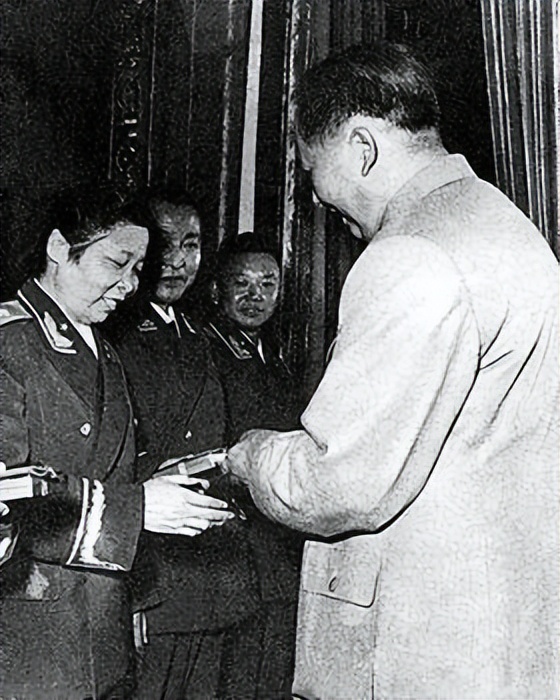 Li Zhen: From the child bride to the founding major general, she ...