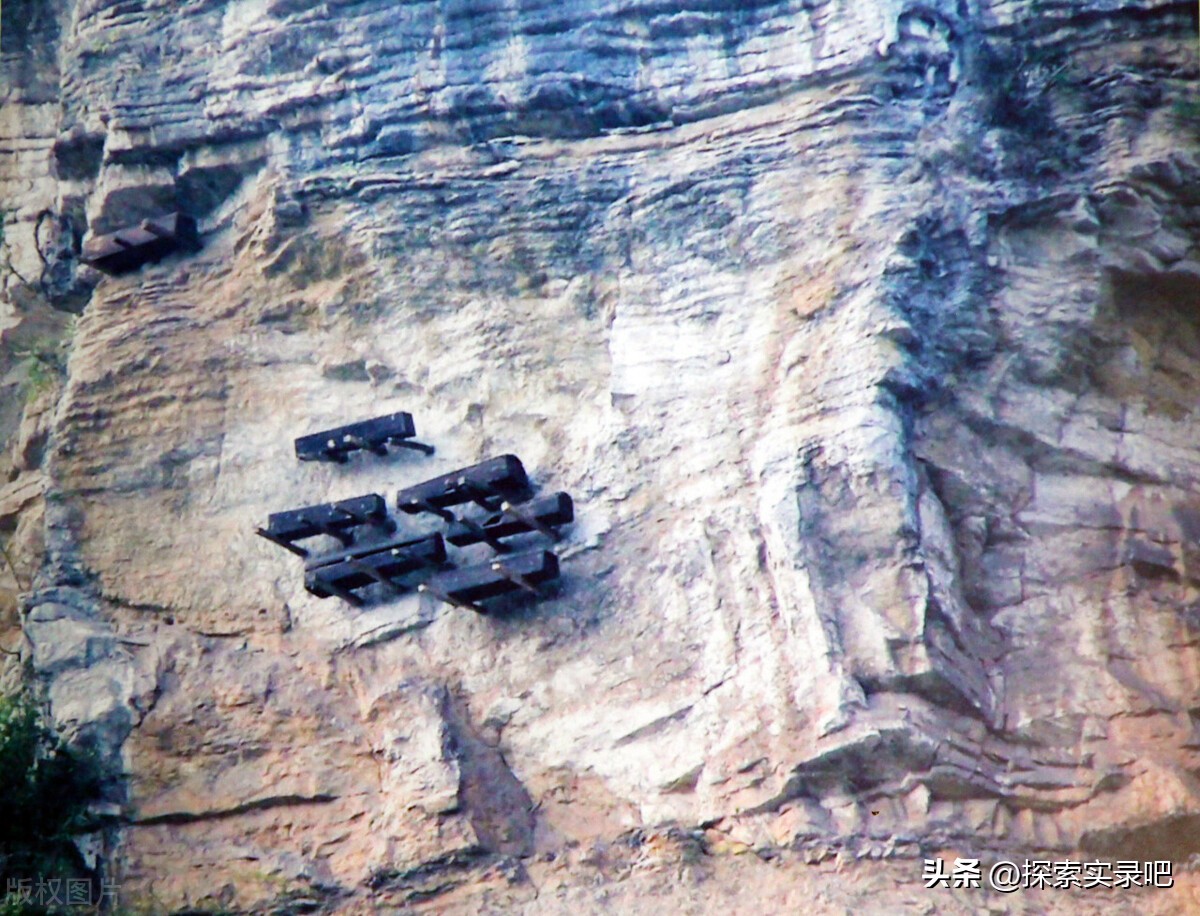 The hanging coffin on the cliff is as high as 100 meters. How the ...