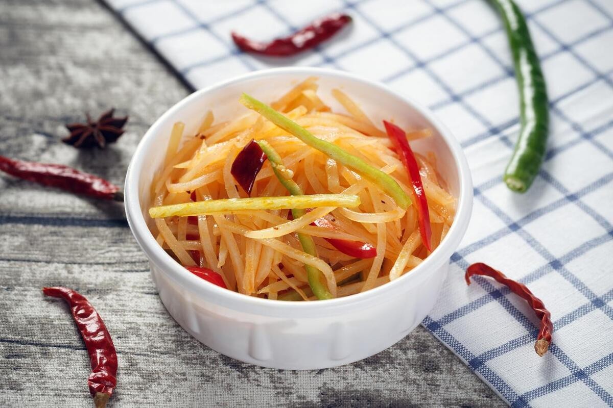 Hot and sour potato shreds, a simple appetizing and healthy home-cooked ...