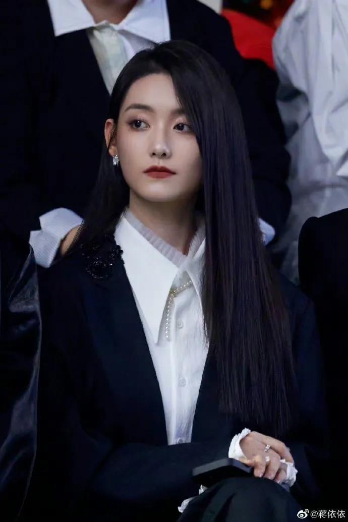 Jiang Yiyi black long straight shape - iMedia