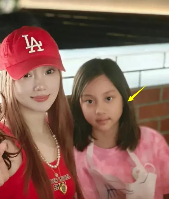 Li Xiaolu took Tianxin to the exhibition. The 10-year-old Tianxin was ...