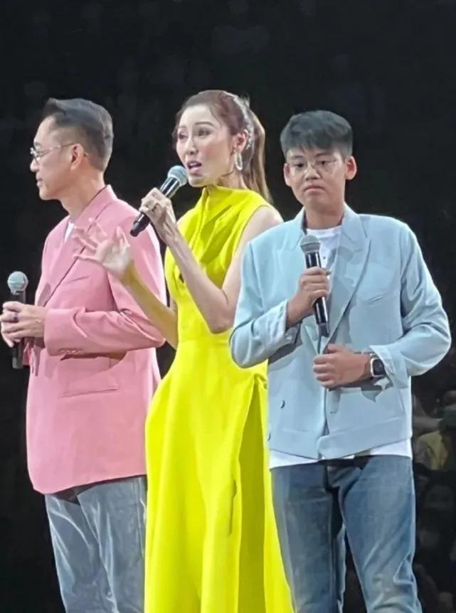 Li Jiaxin's family of three is on the same stage for the first time!11 ...