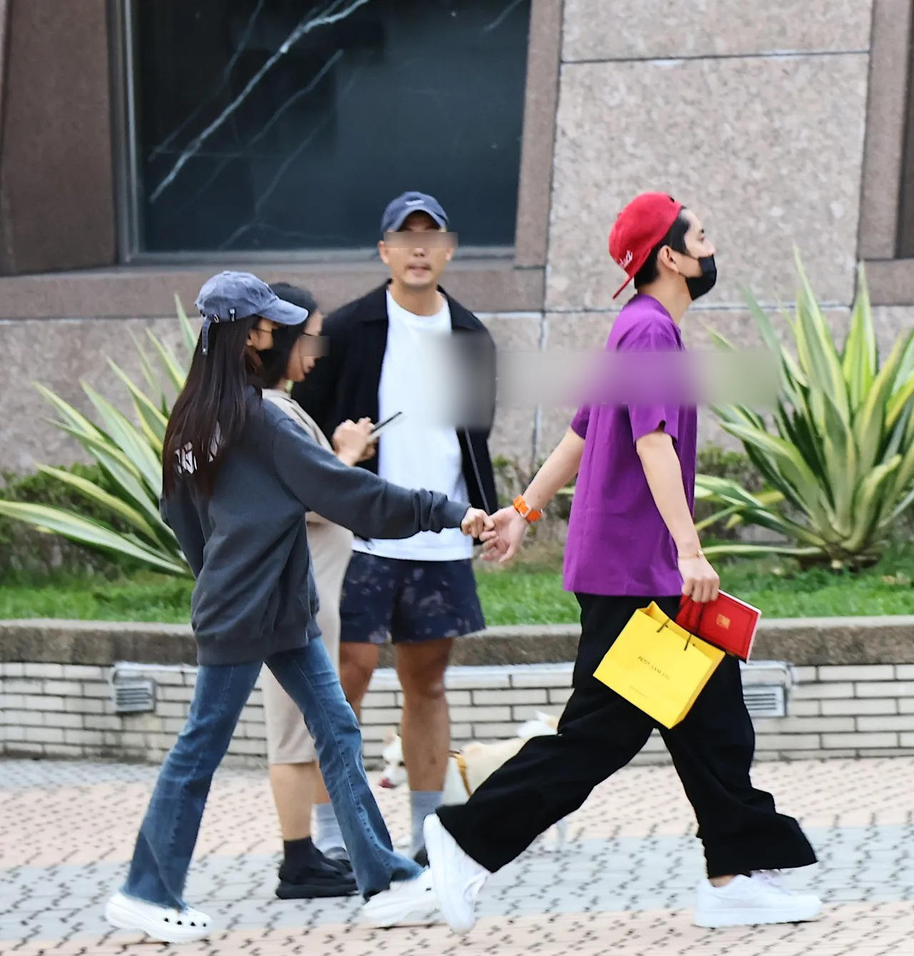 Wang Dalu and Cai Zhuoyi show off their affection in a high-profile ...