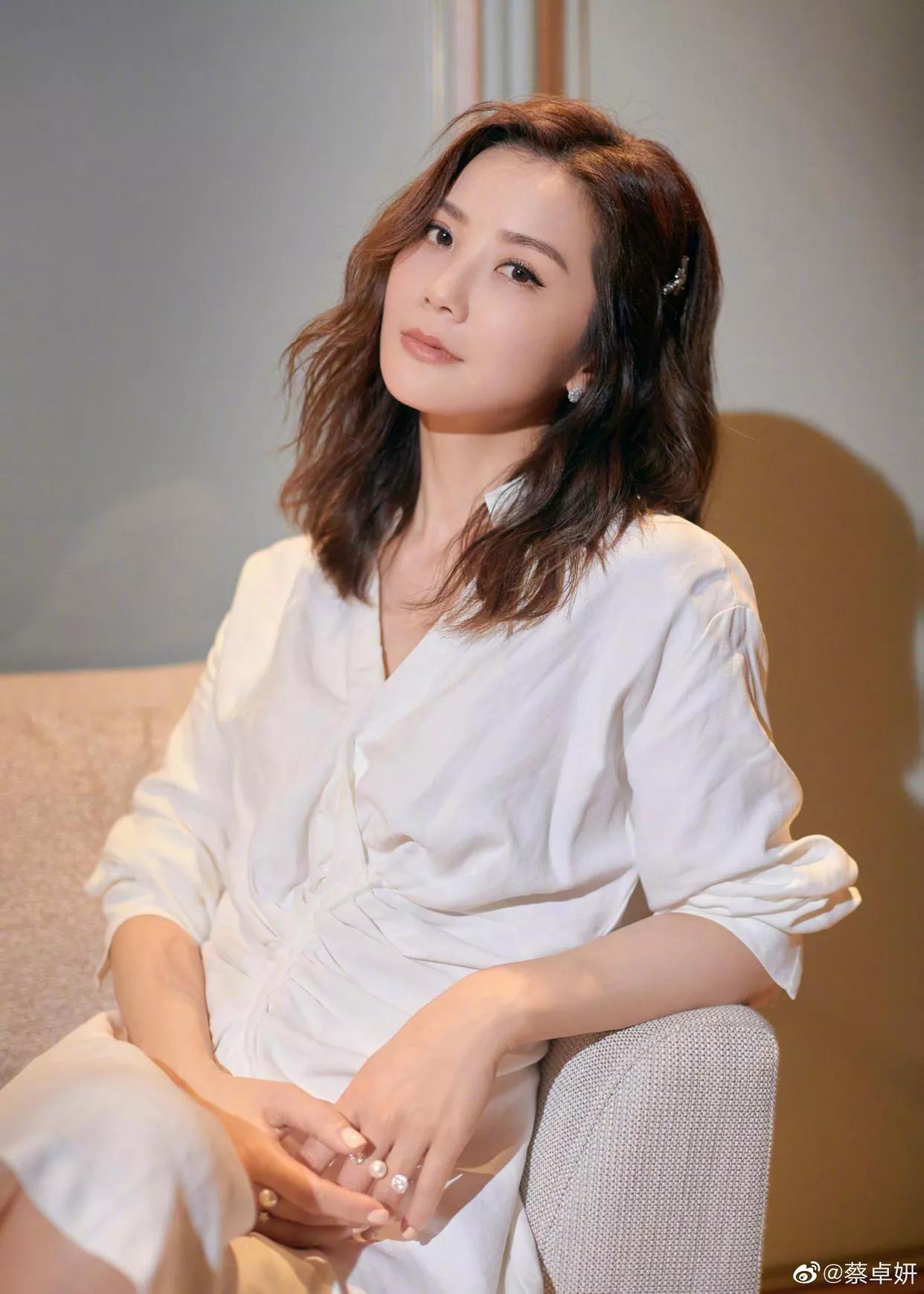 Cai Zhuoyan, charming and moving with a frown and a smile - iNEWS