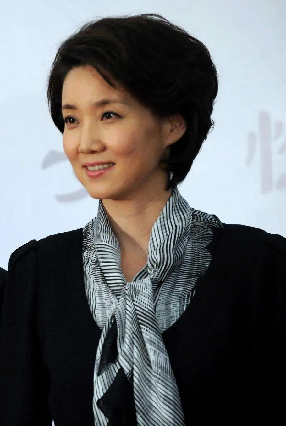 The retired hostess of CCTV has long hair, Li Xiuping is elegant and ...