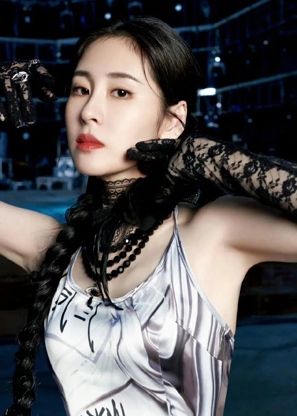 Zhang Bichen, a lace and twist beauty - iNEWS