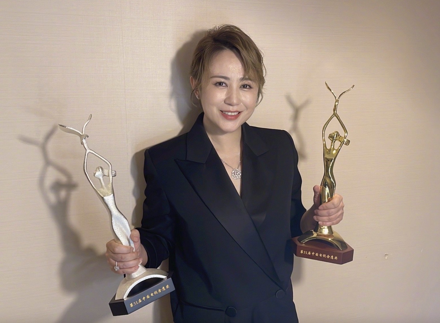 After Ma Li won the Best Supporting Actress, she thanked He Jiong: You are my light, always ...