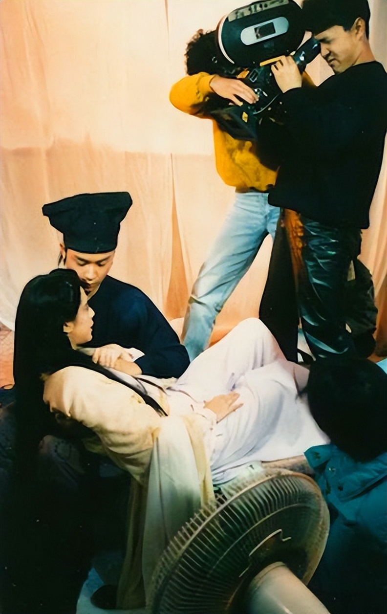 The most classic moments: Guo Jing and Ning Caichen smoking, Lin Chong watching TV, laughing out ...