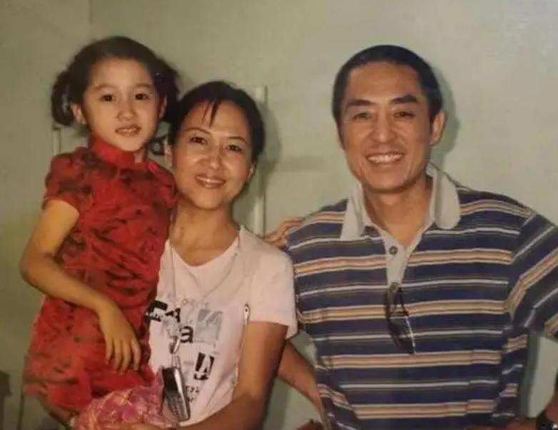 72-year-old Zhang Yimou coaxes children on the set!Holding the baby ...