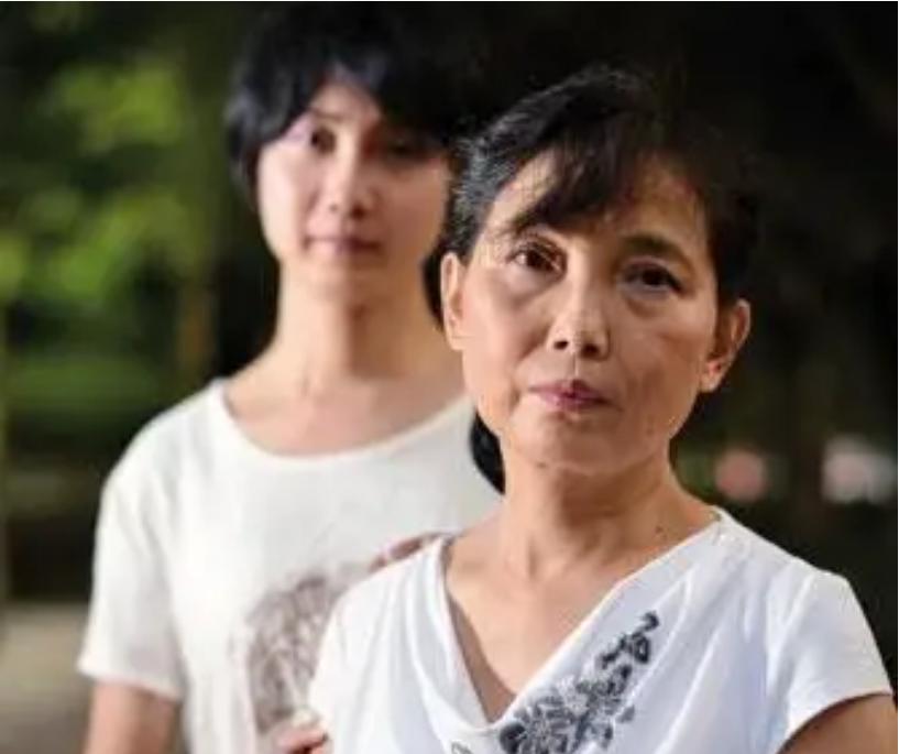 In 2005, Liu Ting, who "carried her mother to school", became a ...