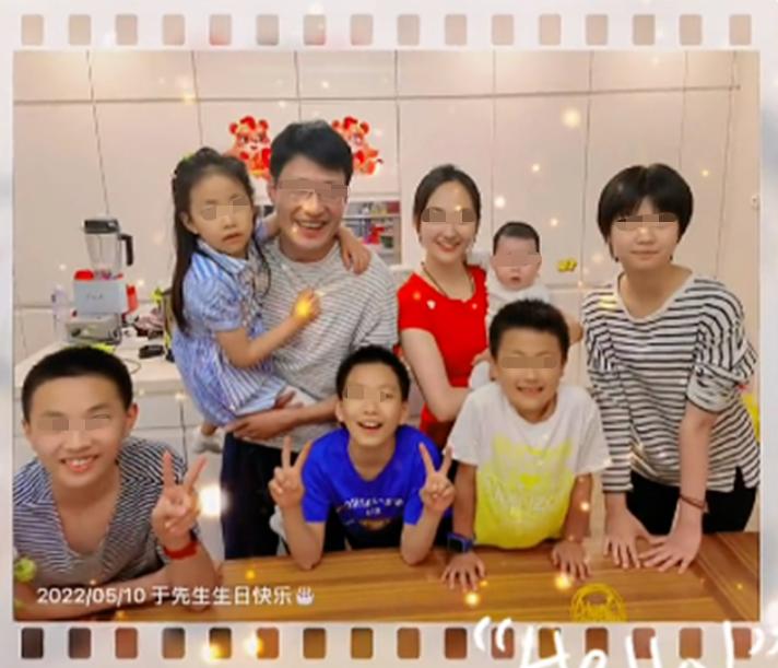 47-year-old actor Yu Zhen posted a family portrait, 34-year-old wife ...