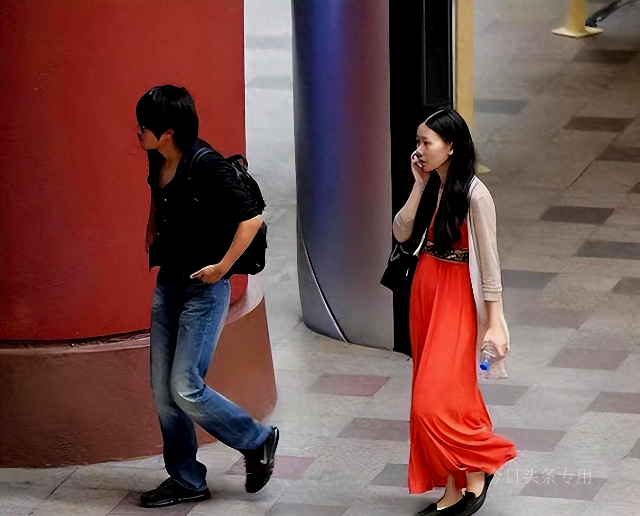 Han Han took his wife to the airport. She looked elegant and plain ...