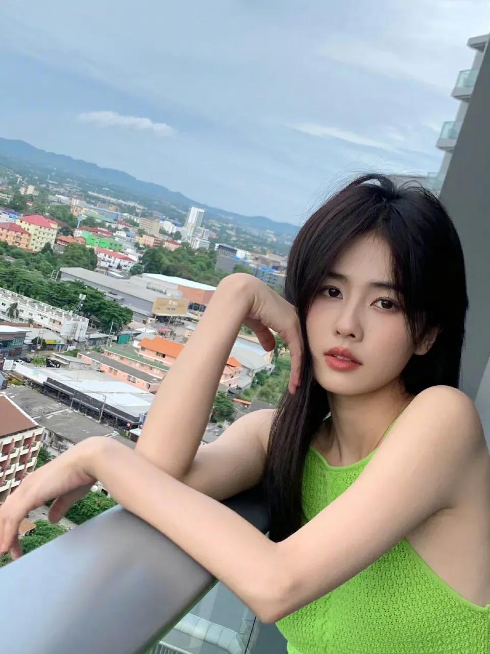 As expected of Bai Mengyan with milk skin, this apple green top is ...