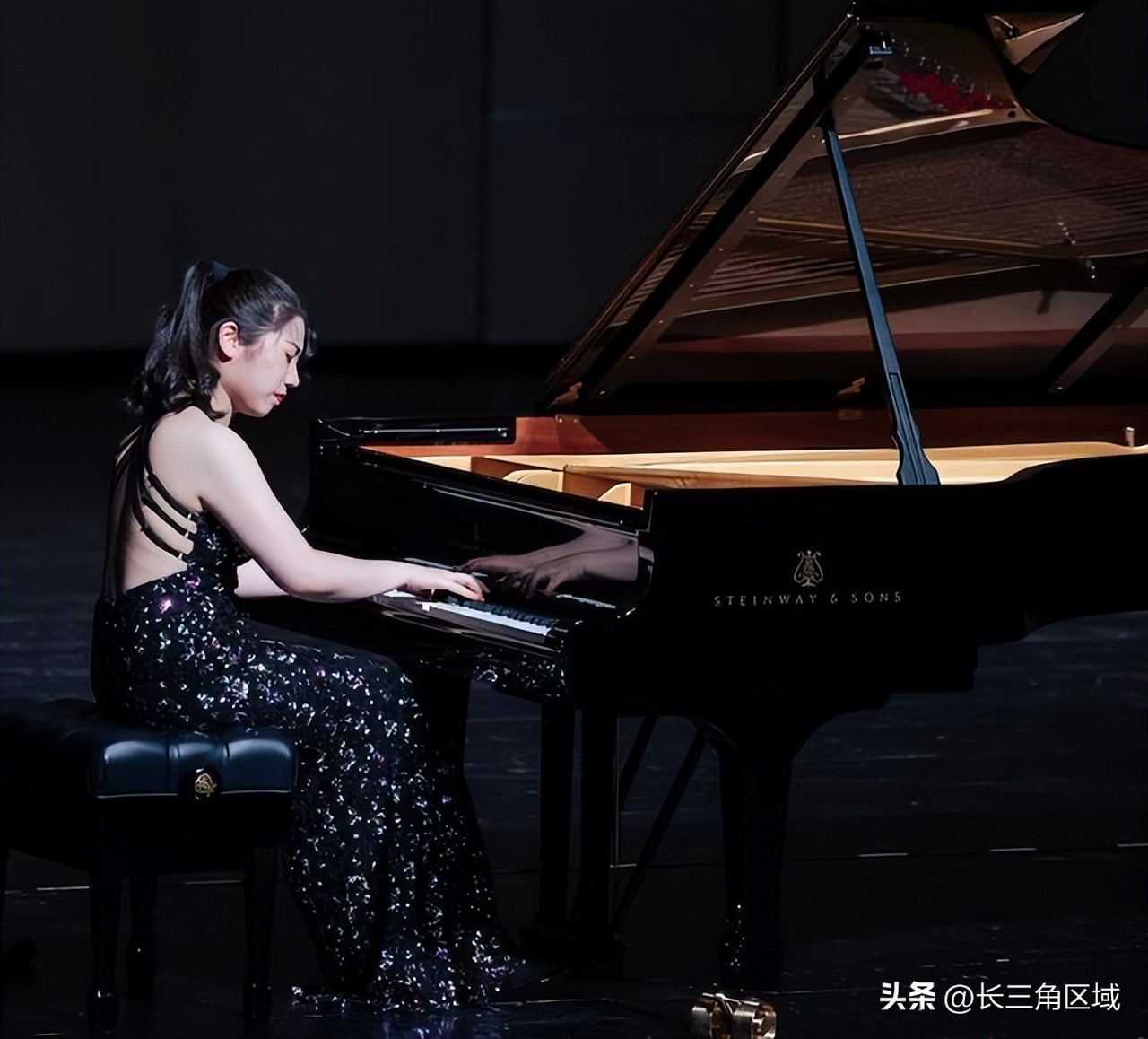 Young pianist Luo Wei performed "Song of Ice and Fire" in Linping ...