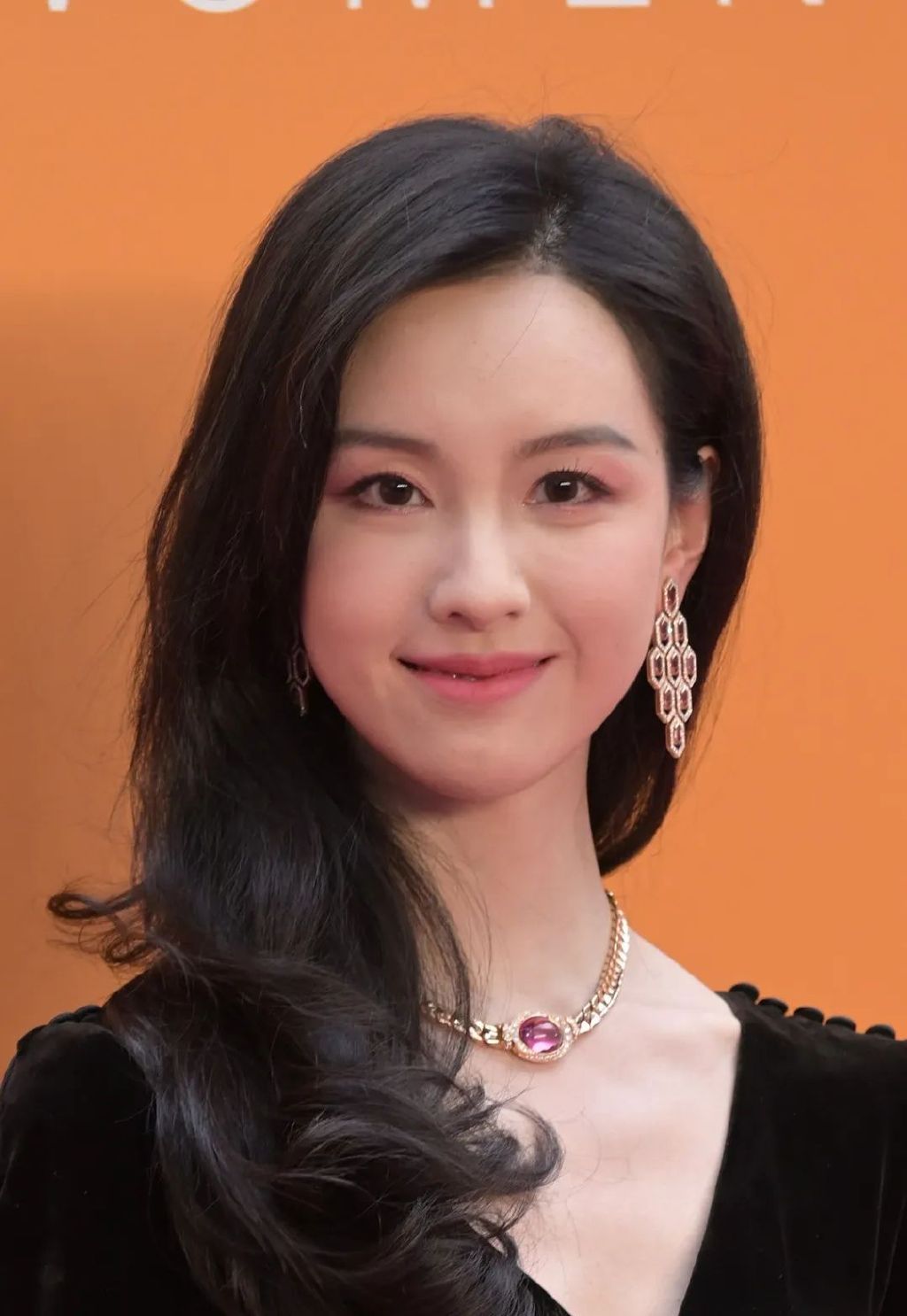 Hsu Chi has won a lot recently! All the actresses gathered in black ...