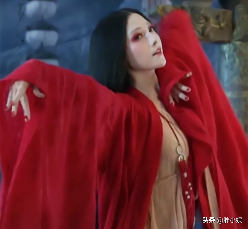 Licking hands and breasts, it's still greasy! As soon as the new ...