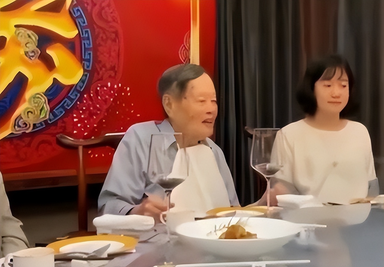 楊振寧慶百歲大壽，感謝46歲妻子翁帆18年相伴，遺產將給前妻一家 - 頭條匯