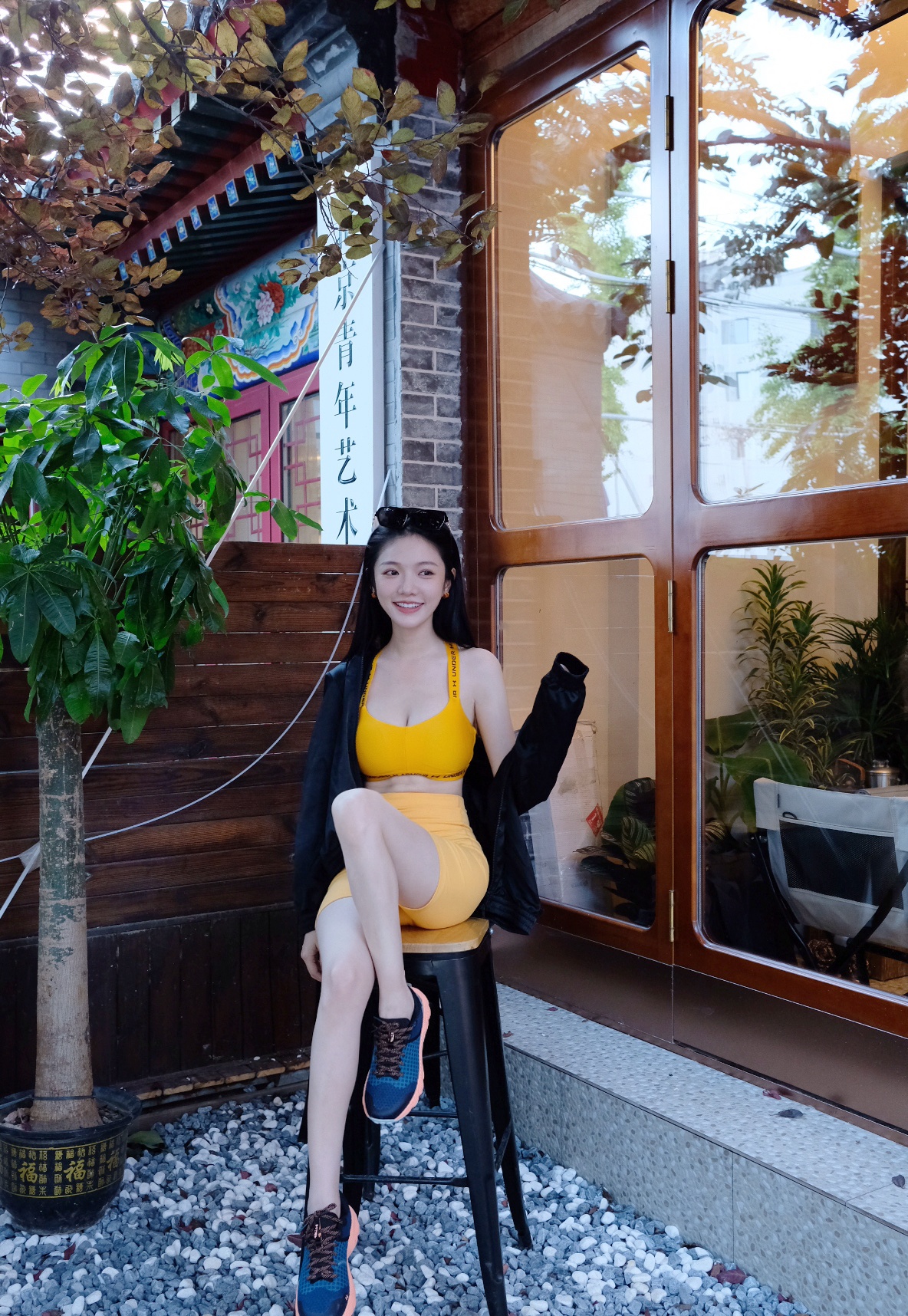 "Sexiest Huang Rong" Lin Yanrou posted a photo, showing off her plump figure in a yellow cropped ...