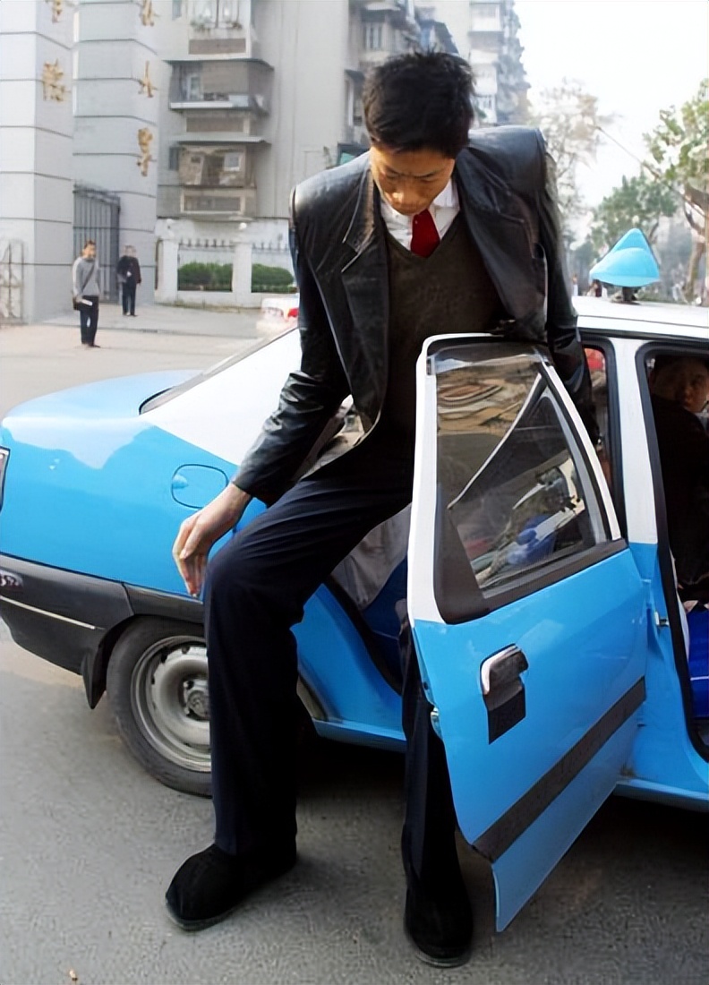 Zhang Juncai, Asia's No. 1 giant: He is 2.42 meters tall and has been ...