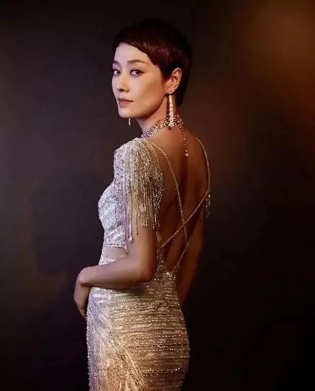 46-year-old Ma Yili played the role of a girl, her long hairstyle ...