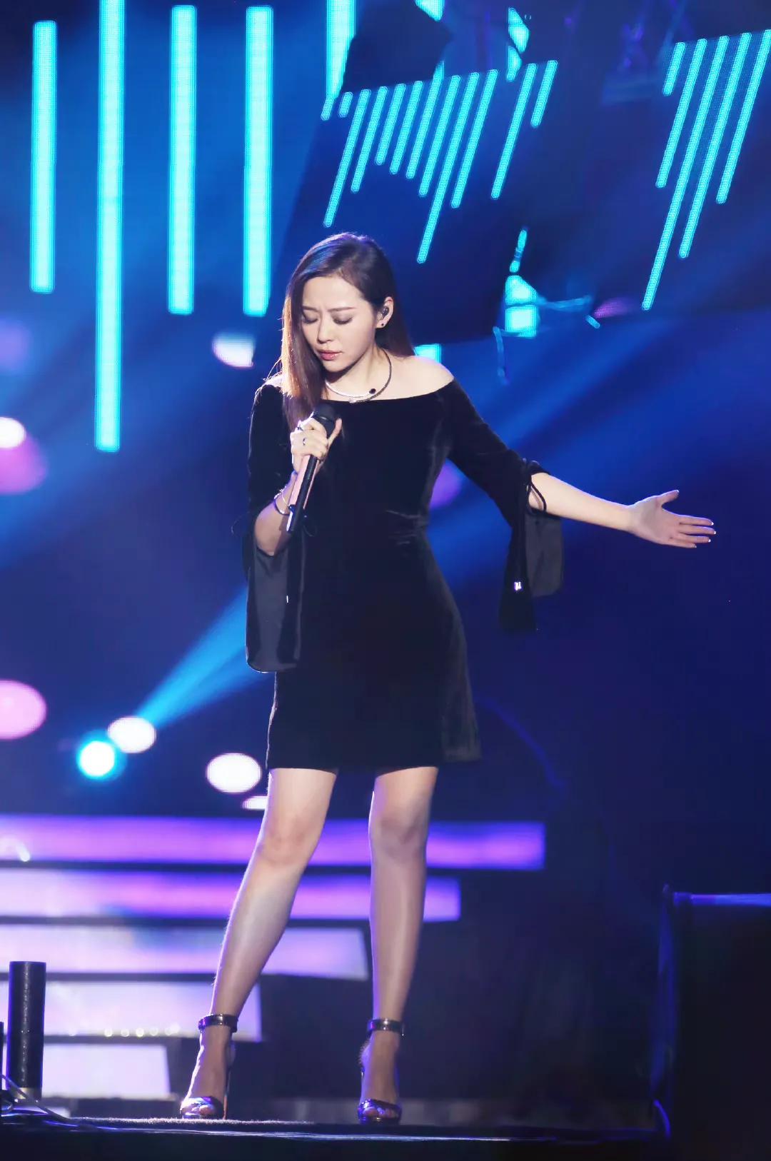 Jane Zhang sings on stage, so heroic and beautiful - iNEWS
