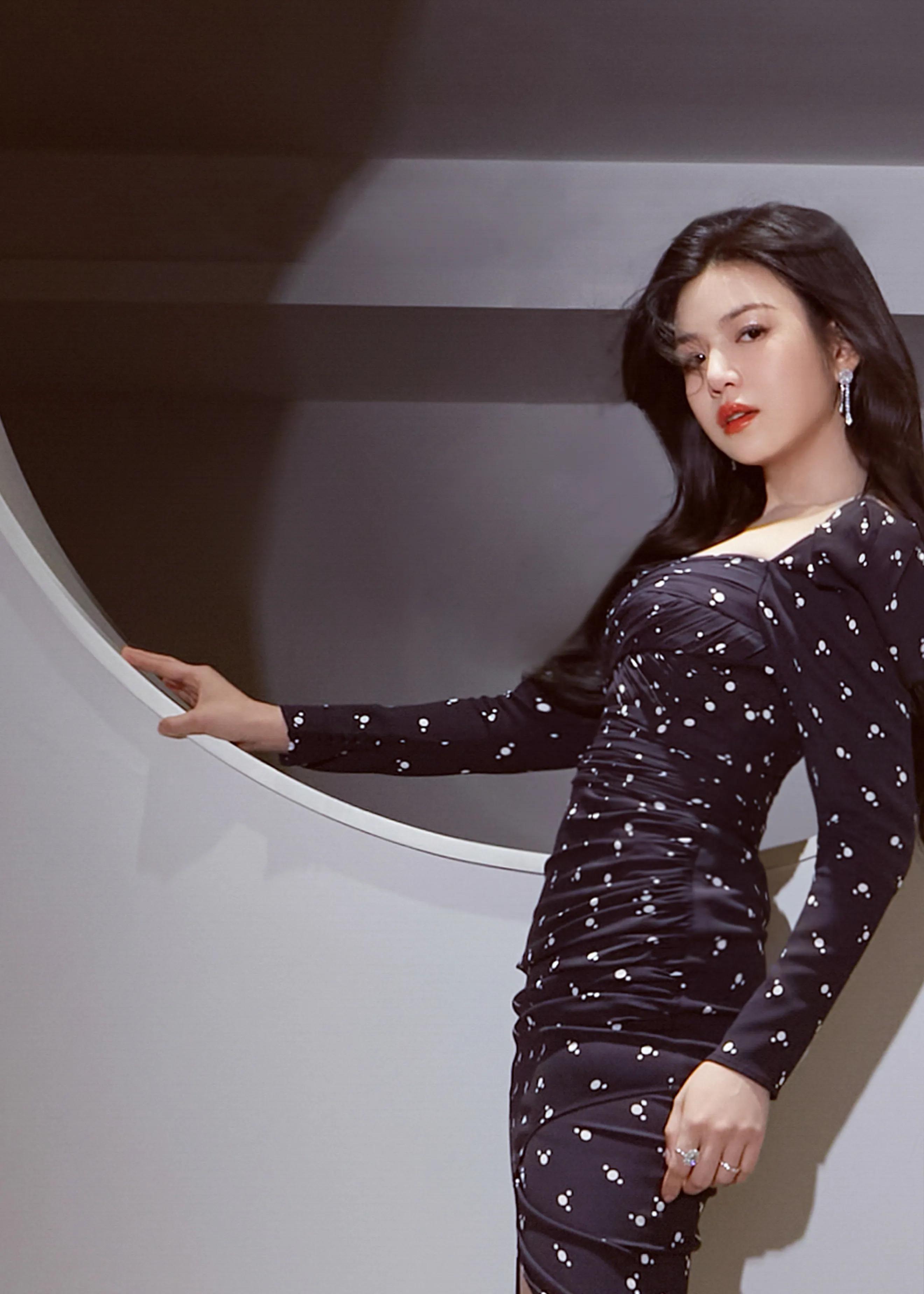 Chen Yanxi celebrates the new year's beautiful photo - iNEWS