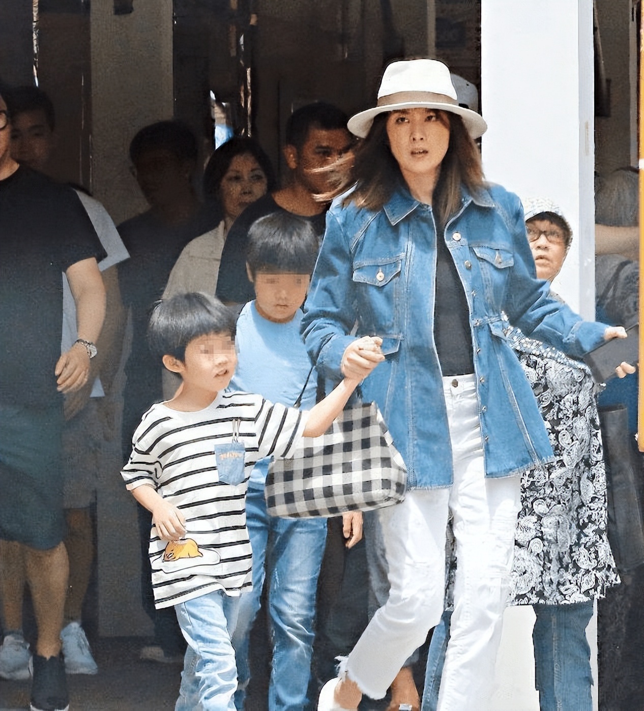 Chen Huilin was photographed picking up the baby, dressed in ...