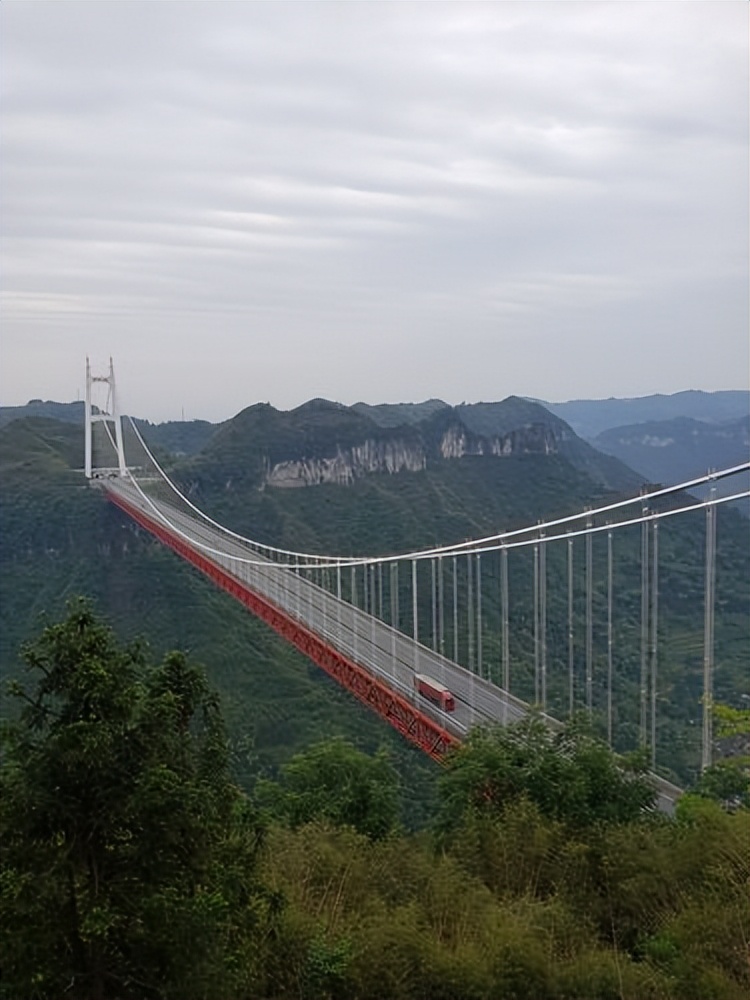 The human miracle "Aizhai Bridge" in western Hunan created four "tops ...