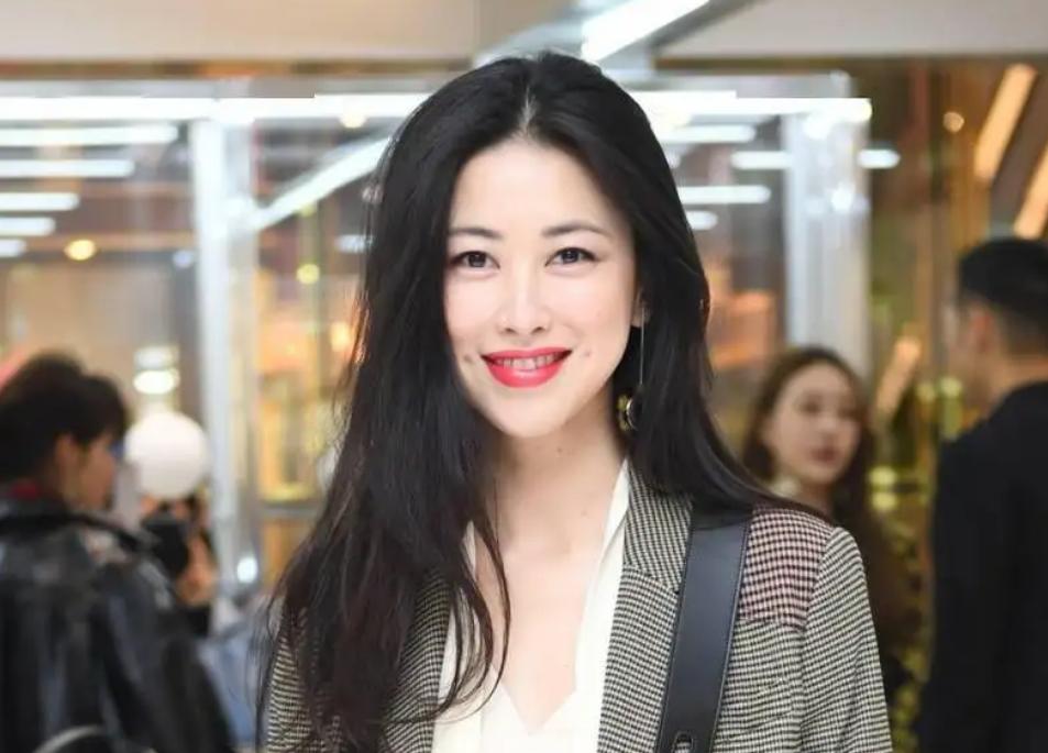 38-year-old Zhu Zhu boldly took underwear photos, with a flat belly and ...
