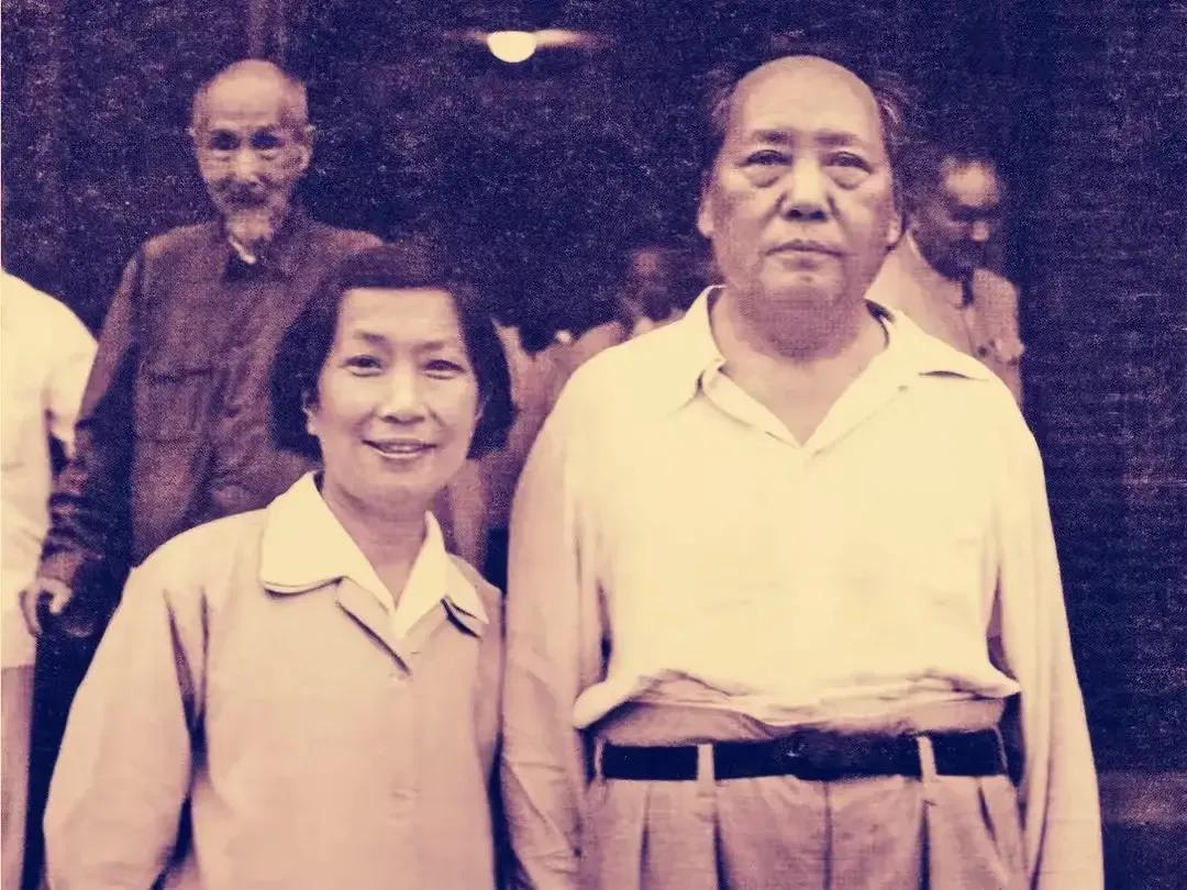 A graceful poem "Poppy" written by Mao Zedong for his wife Yang Kaihui ...