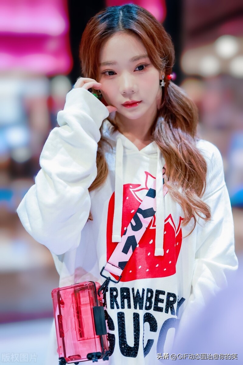 Zhang Zining's white strawberry hoodie + white shoes is cute and cute ...