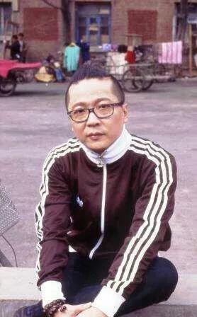 Li Chunbo, the singer of "Xiao Fang", signed an autograph for me - iNEWS