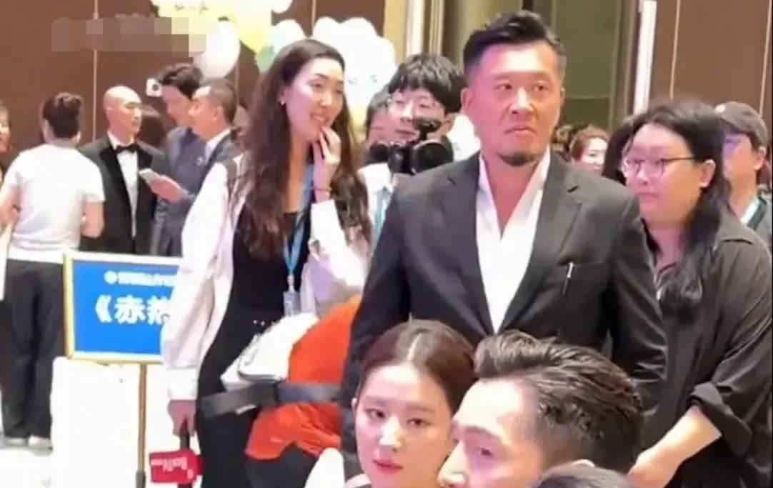 Liu Yifei appeared at the game with her bodyguard. The bodyguard, Uncle ...