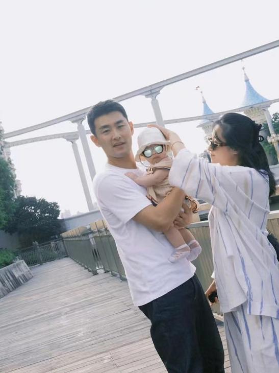 Ai Jiani posted a family photo, happy to complain that Wang Yanlin's ...